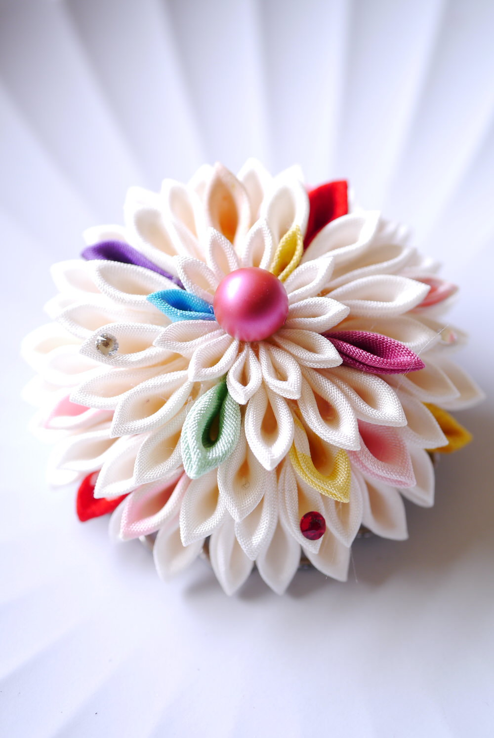 【新着作品】月猫さん つまみ細工ブローチのご紹介 - cafe&gallery LUPOPO blog